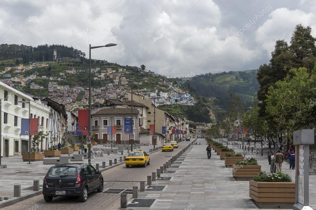 en las calles de la ciudad de quito, ecuador — Foto de stock ...