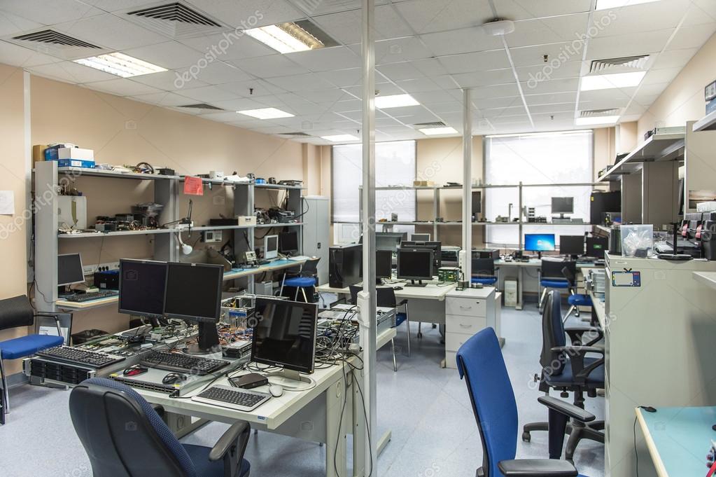 Oficina de una empresa informática — Foto editorial de stock #26945885 ...