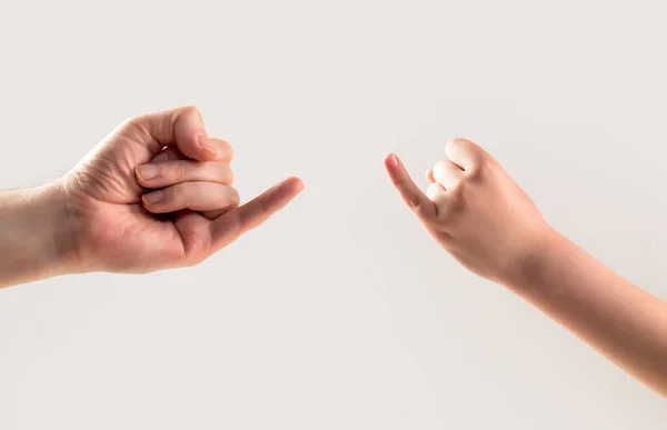 El meñique de las dos manos se mantiene unido. Mostrar amistad y perdón ...