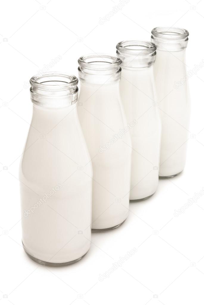 4 botellas de leche con camino de recorte: fotografía de stock ...
