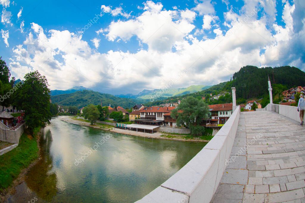Antiguo puente de piedra sobre el río Drina en Visegrad obra Mehmed Pasha Sokolovic, construida ...