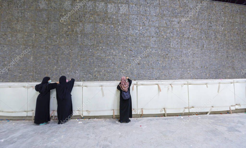 Los peregrinos musulmanes caminan para realizar un ritual de "lapidaci ...