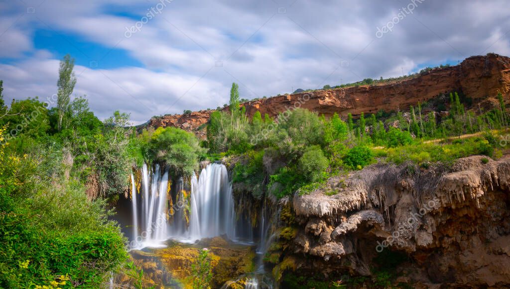 Yerkopru Cascada y cañón en el río Goksu se encuentra en una pequeña ...