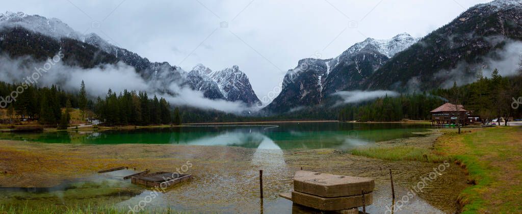 Lago di Dobbiaco, Toblacher Ver lago en Dolomitas, montaña Dolomiti ...