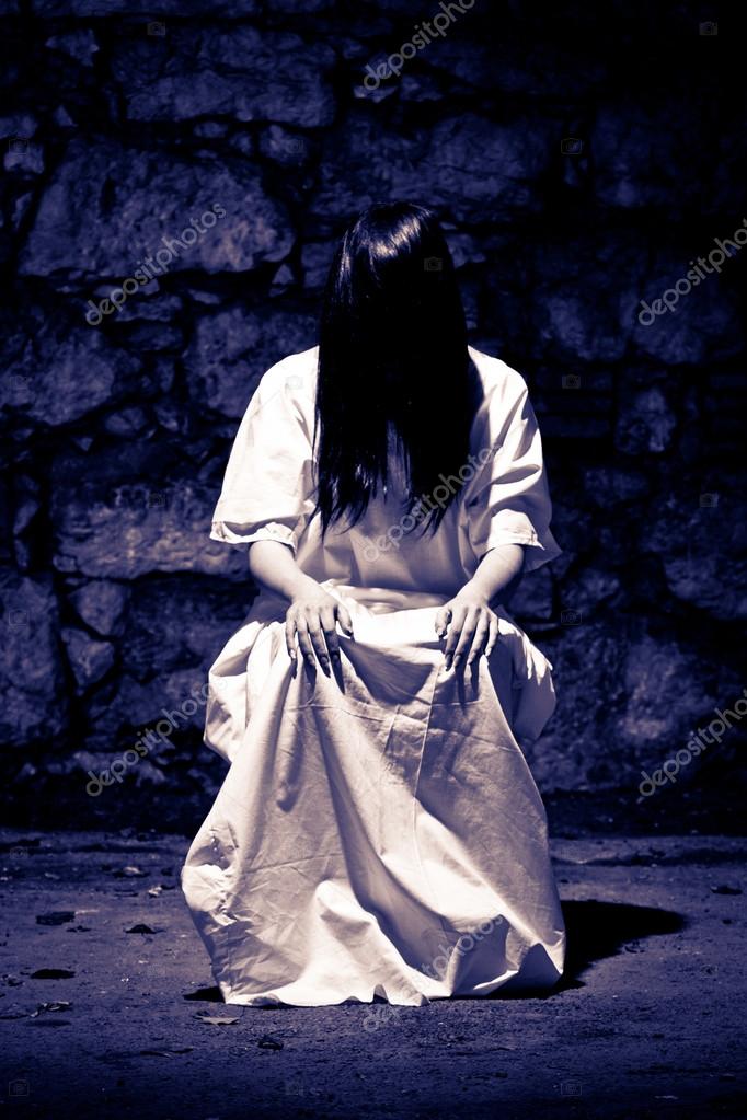 Scène d'horreur d'une femme effrayante image libre de droit par ...