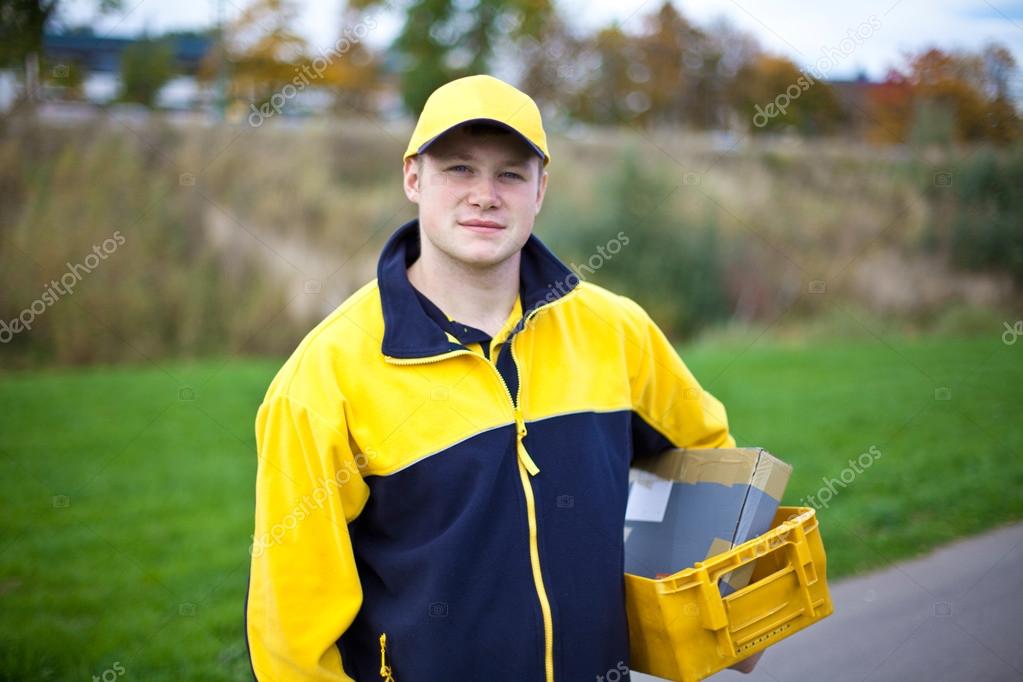 jeune postier en uniforme de postier — Photographie mattomedia © #19250225