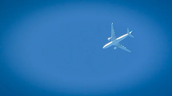 Boeing 737 overhead Stock Photos, Royalty Free Boeing 737 overhead ...