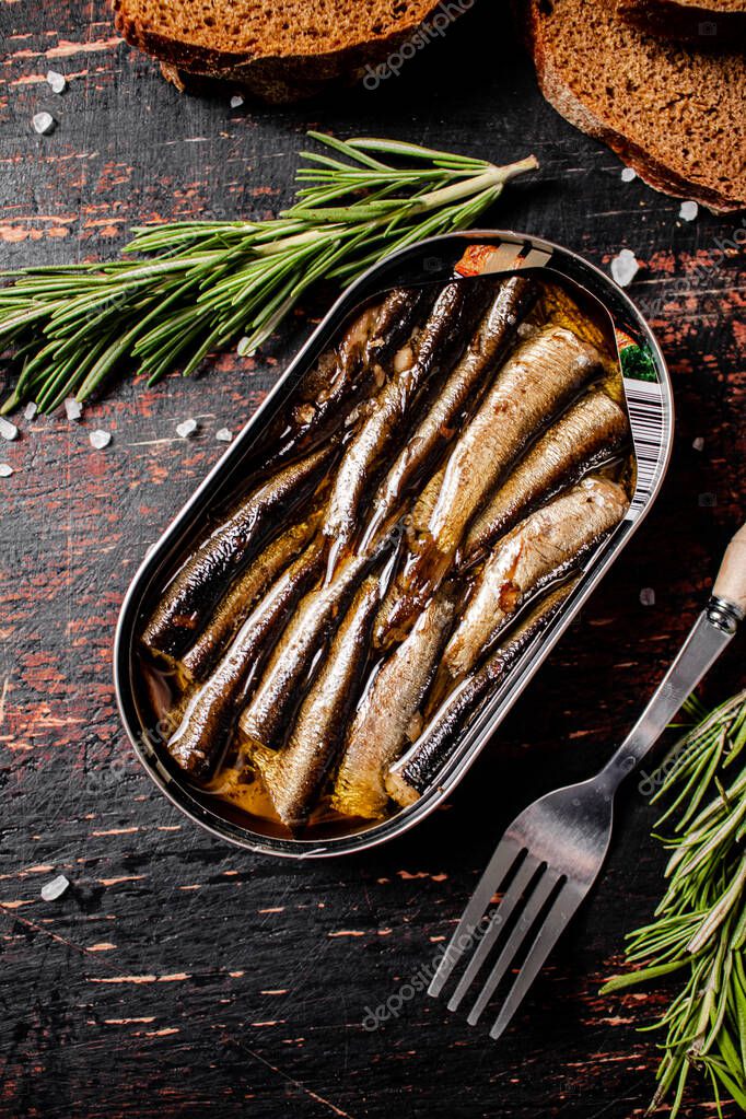 Espadines con rebanadas de pan fresco. Sobre un fondo oscuro. Foto de ...