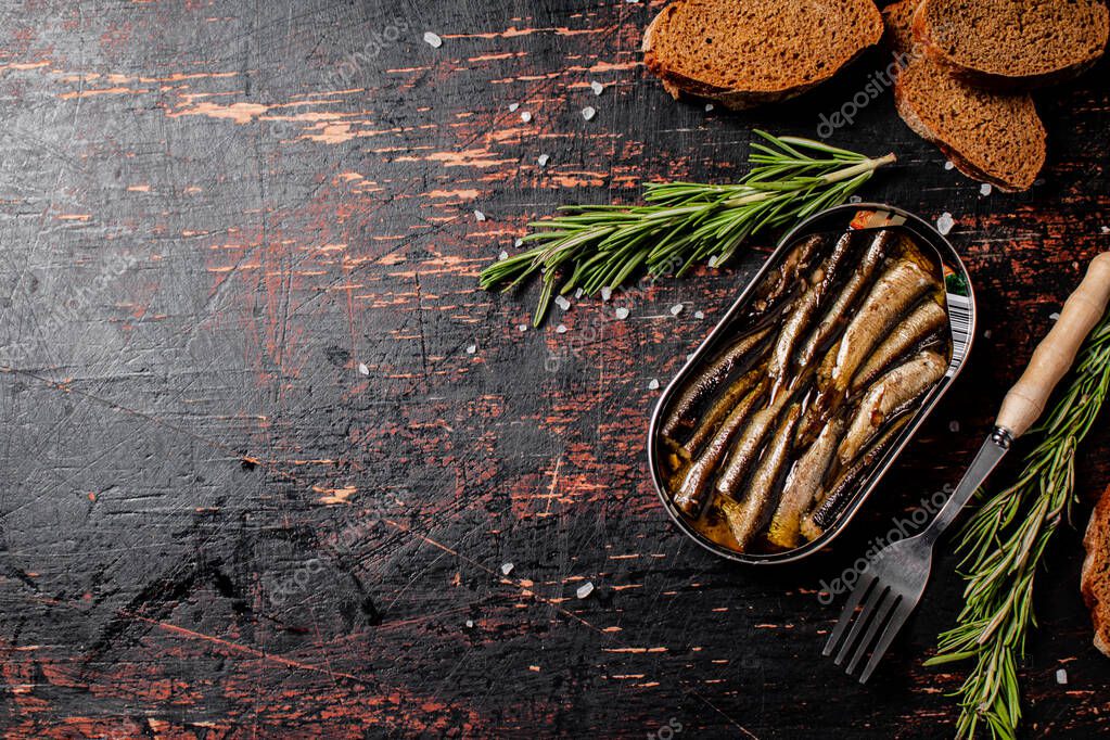 Espadines con rebanadas de pan fresco. Sobre un fondo oscuro. Foto de ...