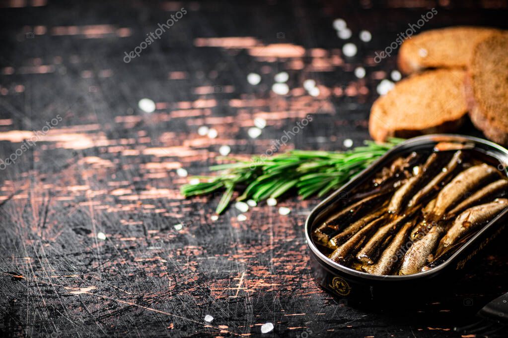 Espadines con rebanadas de pan fresco. Sobre un fondo oscuro. Foto de ...