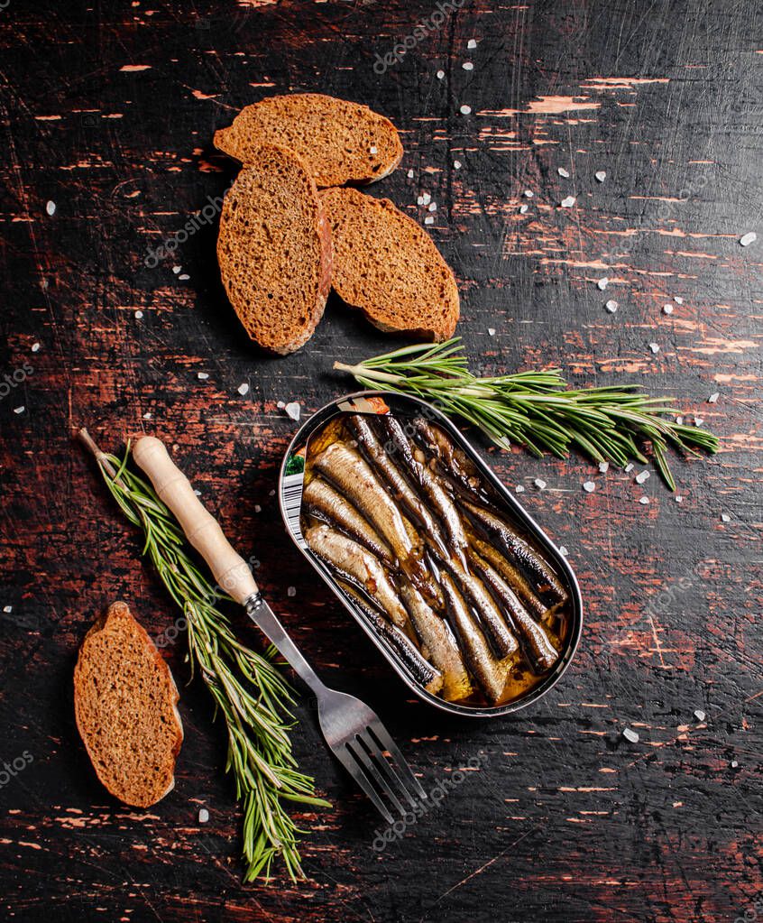 Espadines con rebanadas de pan fresco. Sobre un fondo oscuro. Foto de ...