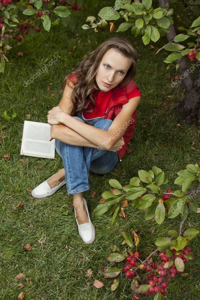 Hermosa chica con libro: fotografía de stock © HotPhotoPie #25053193 ...