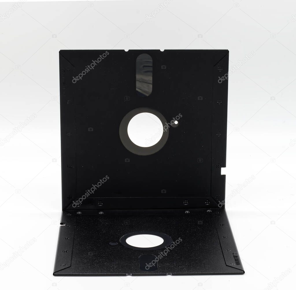 Disco flexible vintage 5.25 pulgadas. Tecnología de almacenamiento retro sobre fondo blanco. 2023