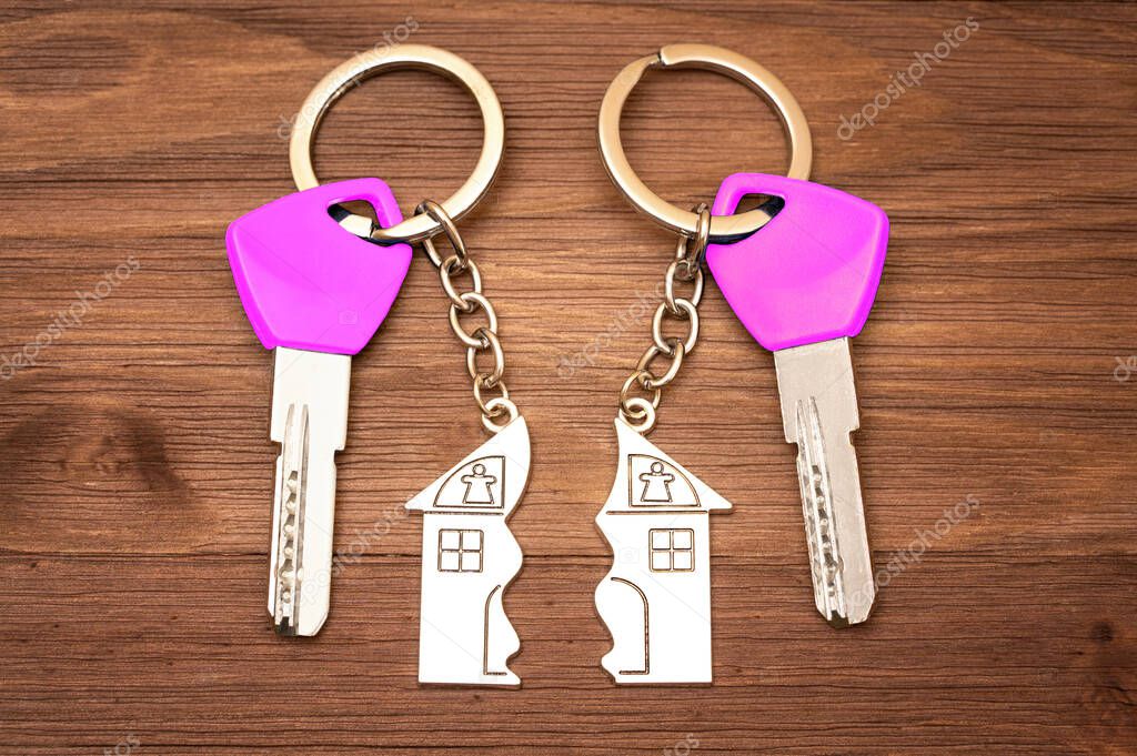 Par de llaves de color rosa con llaveros a juego divididos en forma de ...