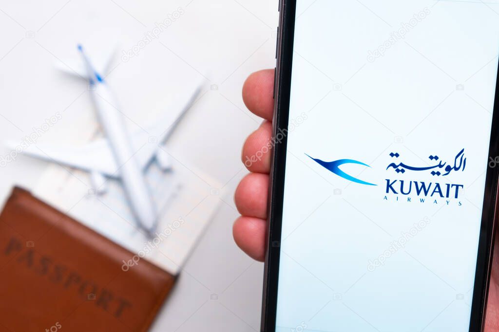 Kuwait Airwais aplicación se muestra en la pantalla del teléfono inteligente. Hay un avión ...