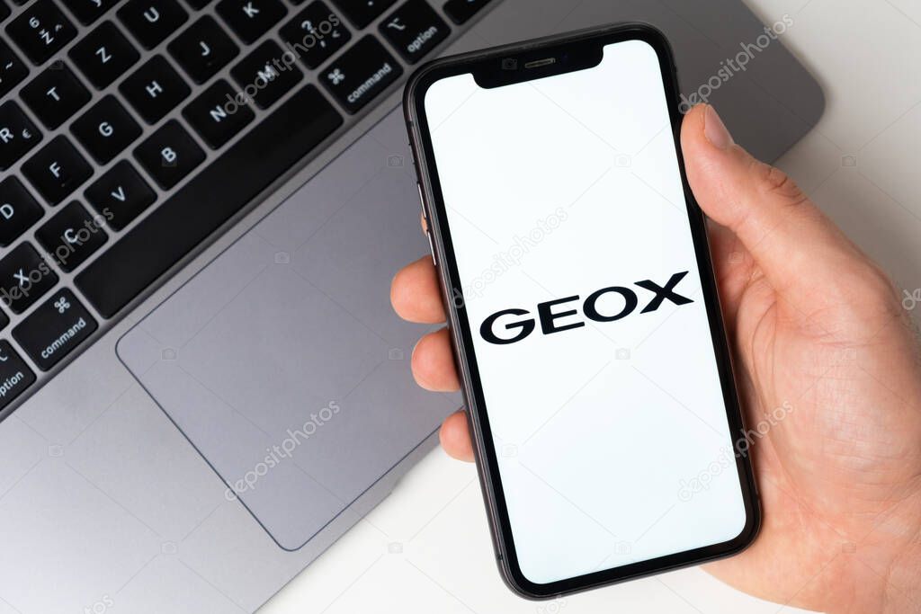 Logotipo de la aplicación Geox en la pantalla del iPhone para compras ...