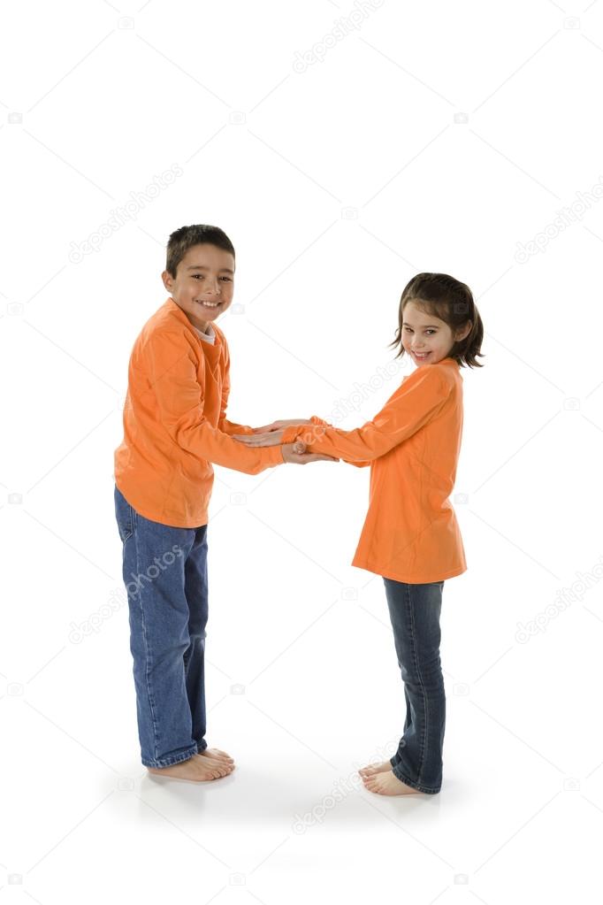 Los niños multiculturales trabajan juntos para formar la letra H ...