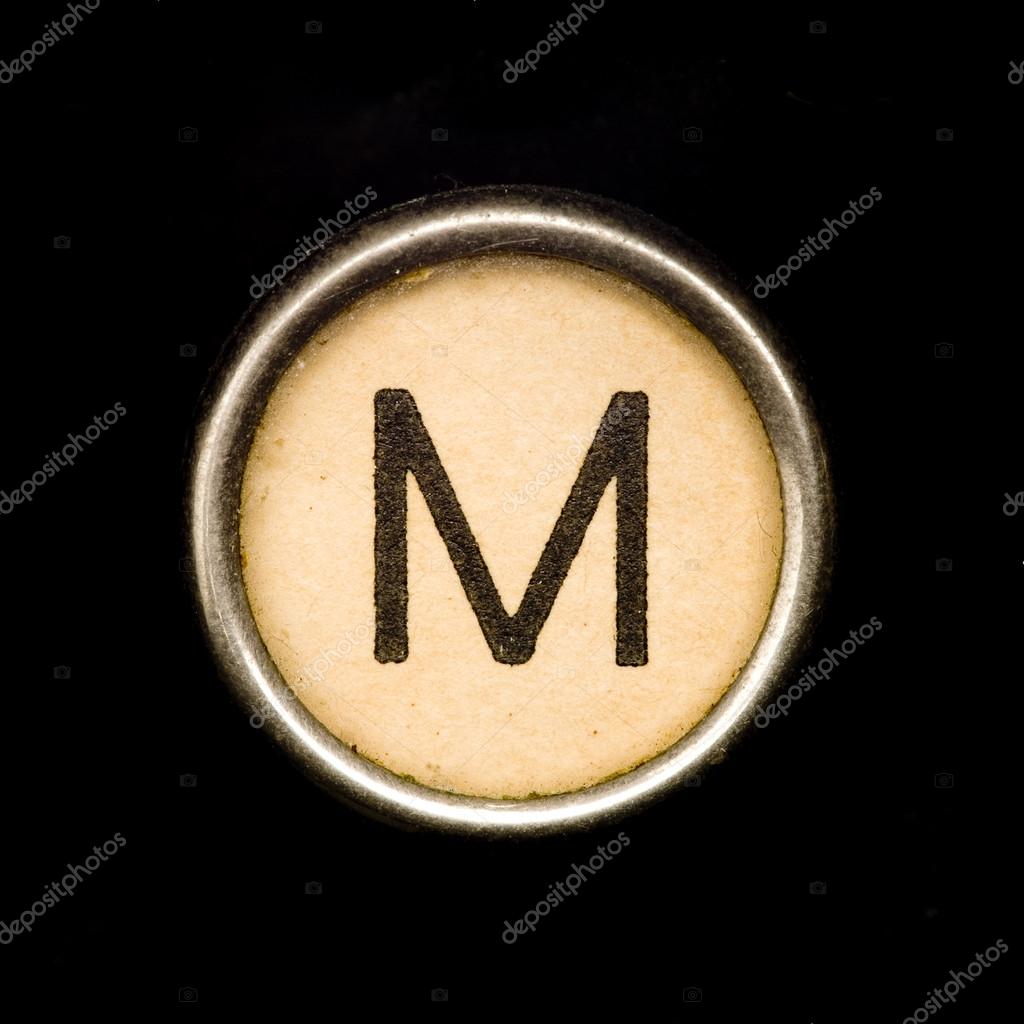 El botón M en un alfabeto completo de una máquina de escribir antigua 2024