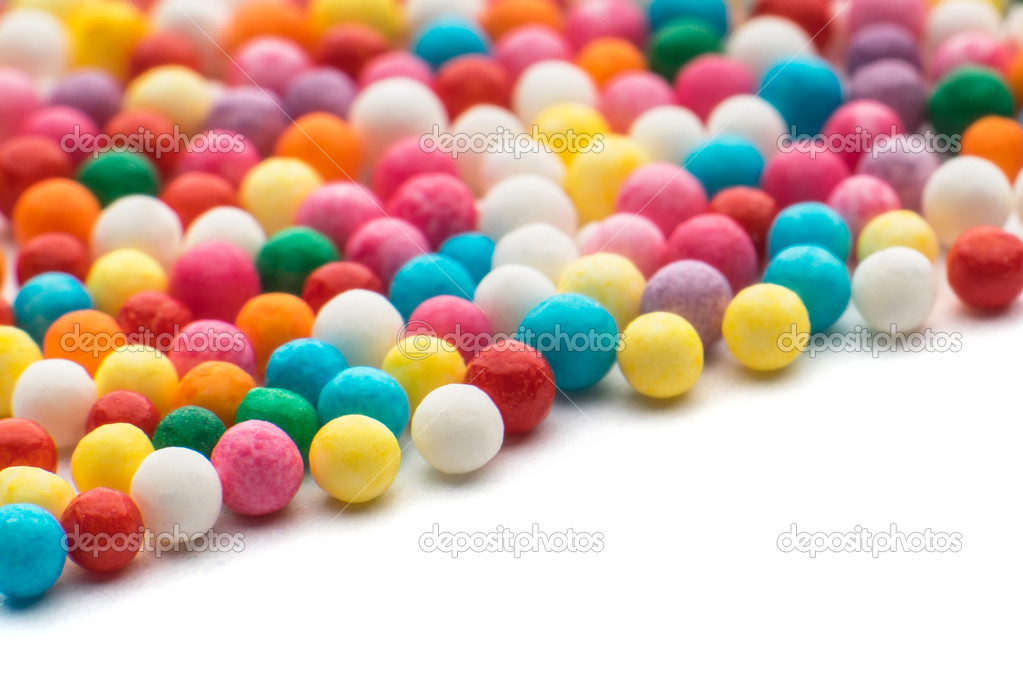 Doces coloridos confetti no fundo branco — Fotografia de stock ...