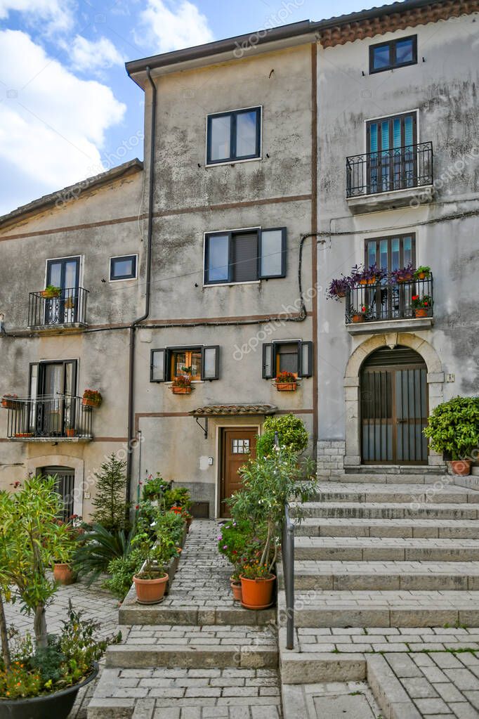 La fachada de casas antiguas en Cusano Mutri, una ciudad medieval de la ...
