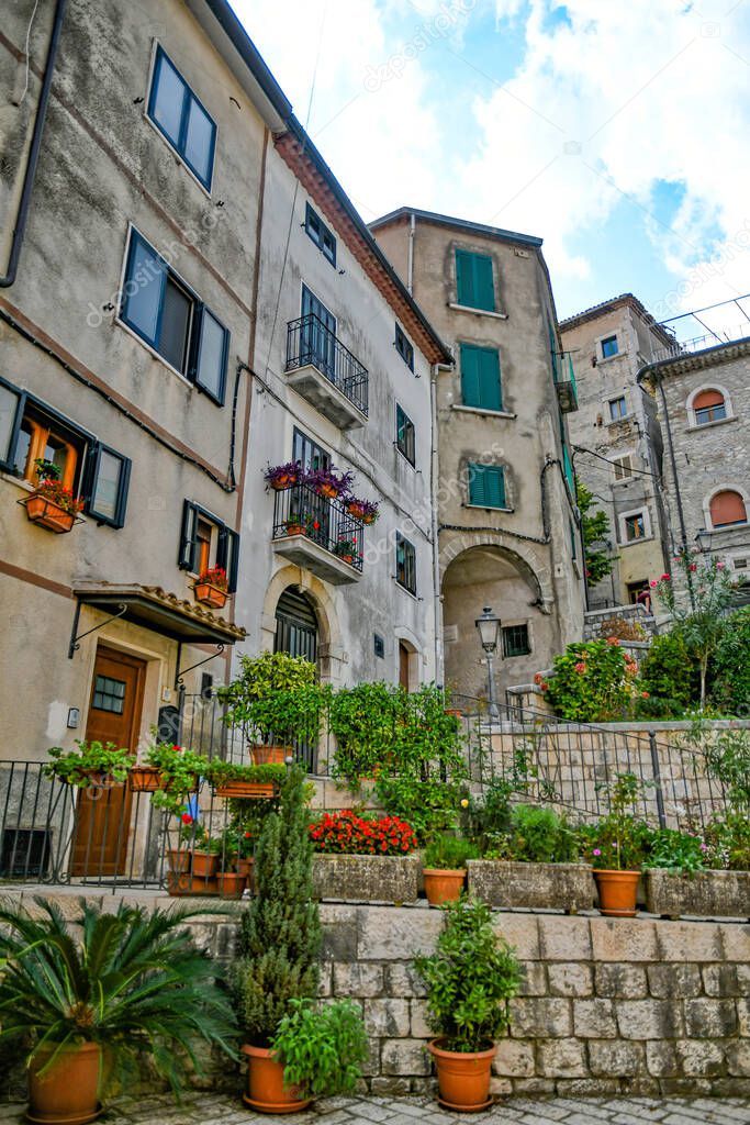 La fachada de casas antiguas en Cusano Mutri, una ciudad medieval de la ...