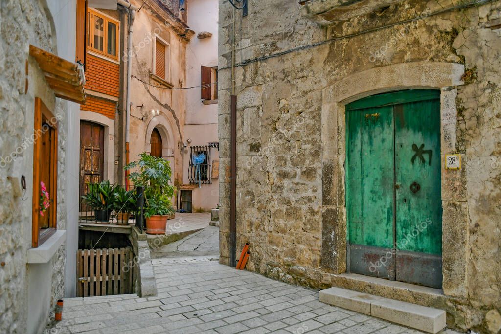 Una calle estrecha de Cusano Mutri, una ciudad medieval de la provincia ...