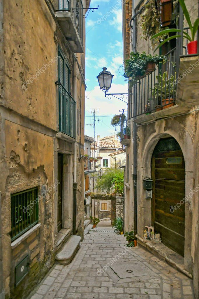 Una calle estrecha de Cusano Mutri, una ciudad medieval de la provincia ...