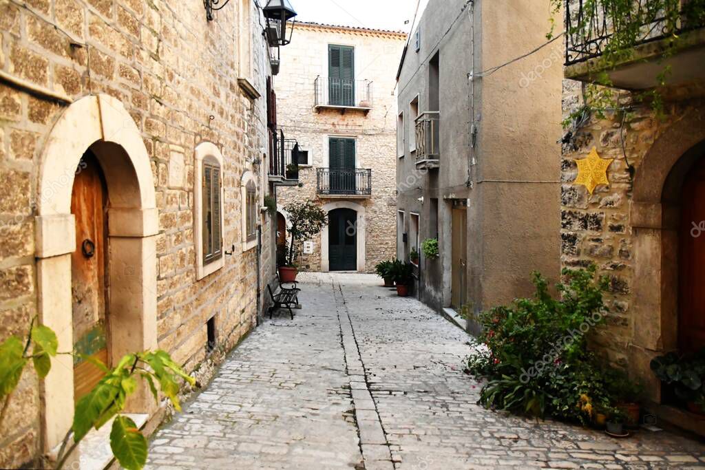 Una estrecha calle entre las antiguas casas de piedra de Oratino, un ...