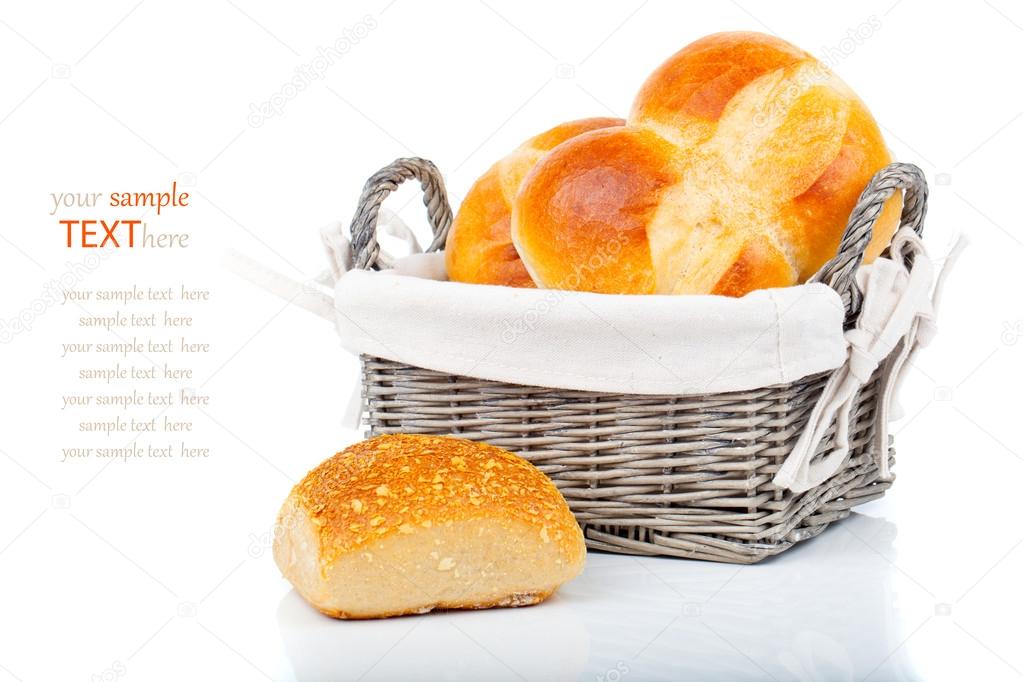 Pan panecillo horneado en cesta. aislado en blanco 2024
