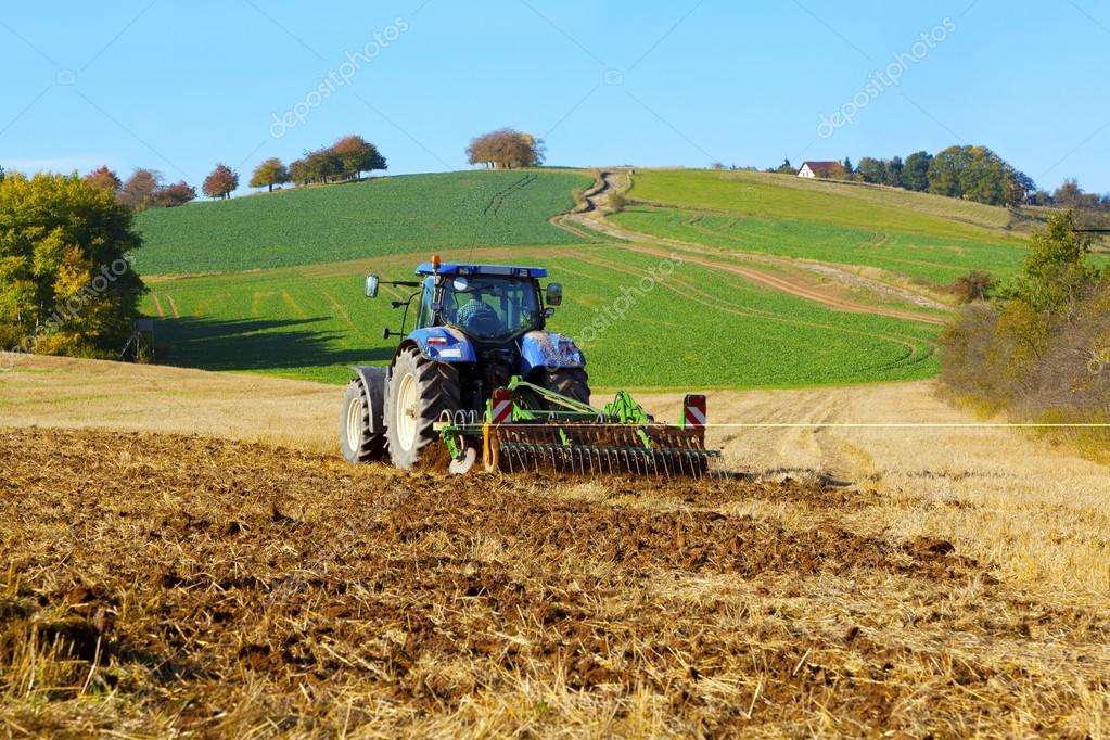 tractor de granja en el trabajo de campo, arar la tierra — Foto de ...