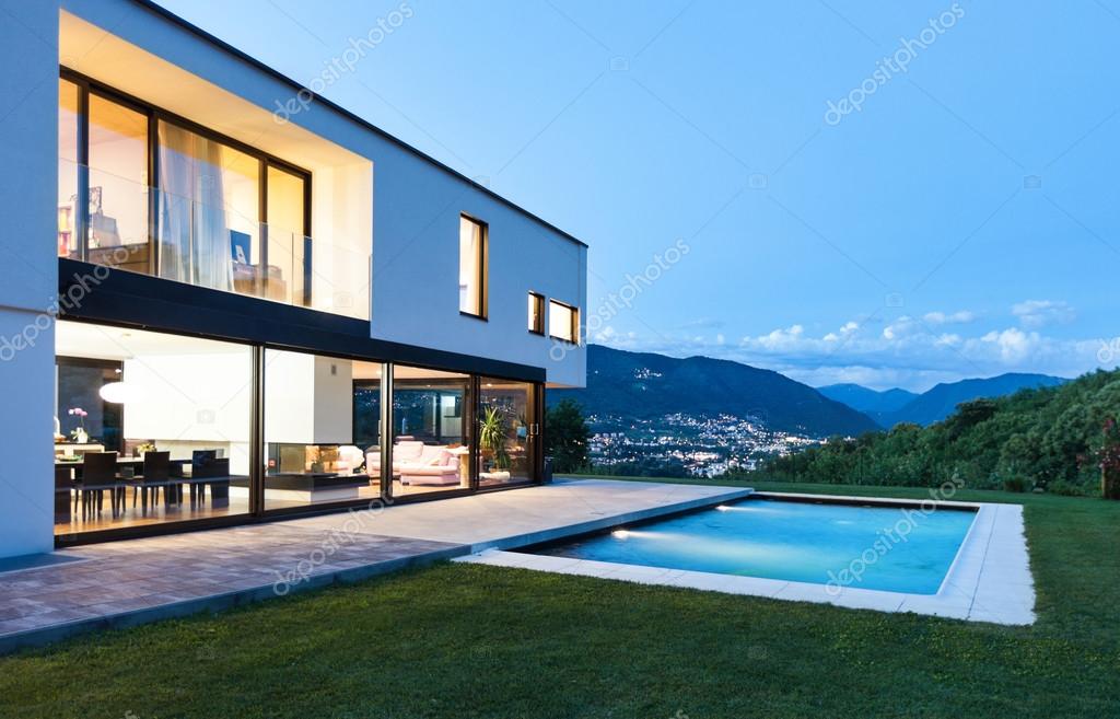 Villa moderna por la noche: fotografía de stock © Zveiger #29249003 ...
