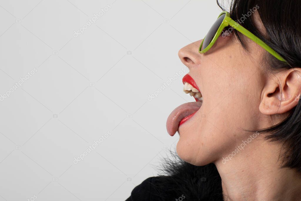 Retrato de mujer elegante vestida de negro sobre fondo blanco. Perfil ...