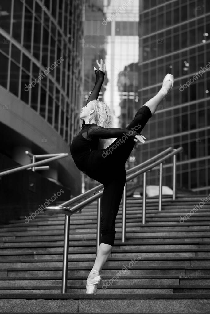 Bailarina de ballet en actitud posan en el fondo de la calle bonita. Blanco y negro 2023