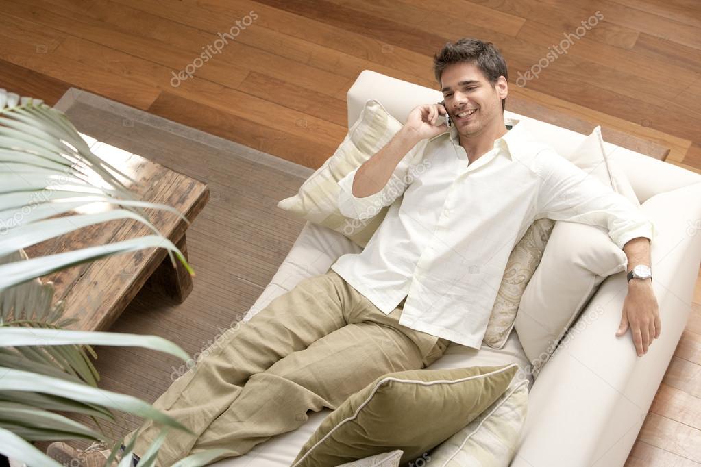 joven profesional hombre usando un teléfono celular 2022