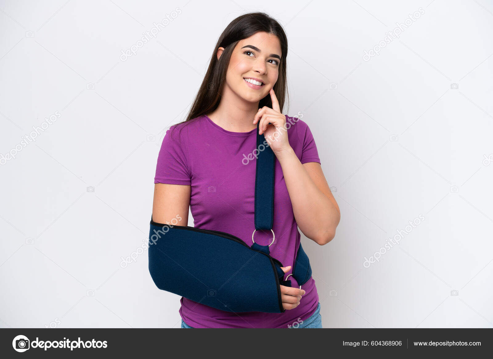 Mujer Brasileña Joven Con Brazo Roto Con Una Honda Aislada — Foto de ...