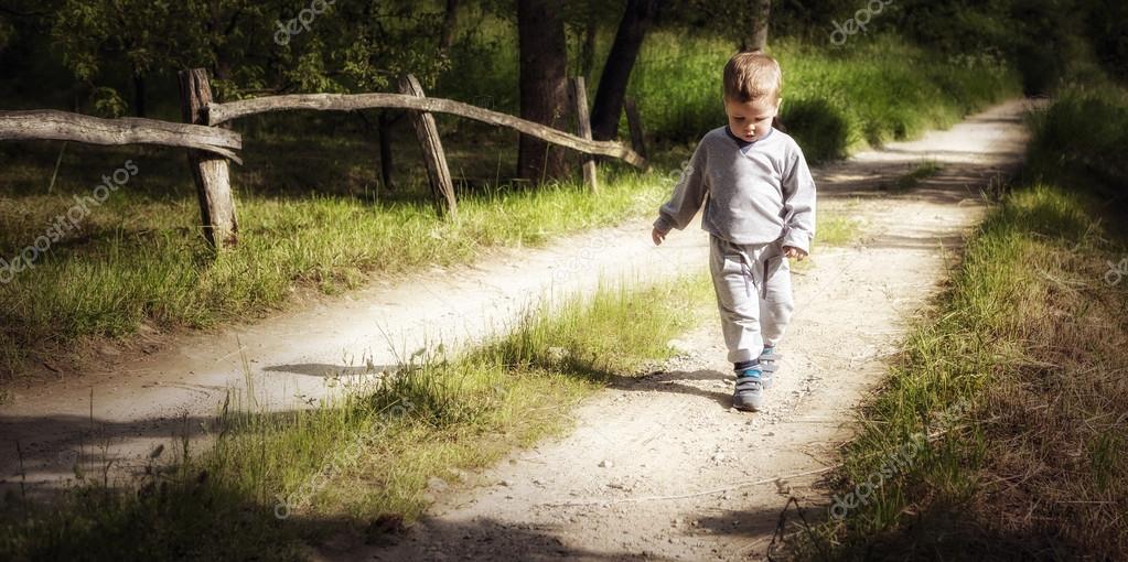 Niño caminando por un camino rural — Foto de Stock #46898933 ...