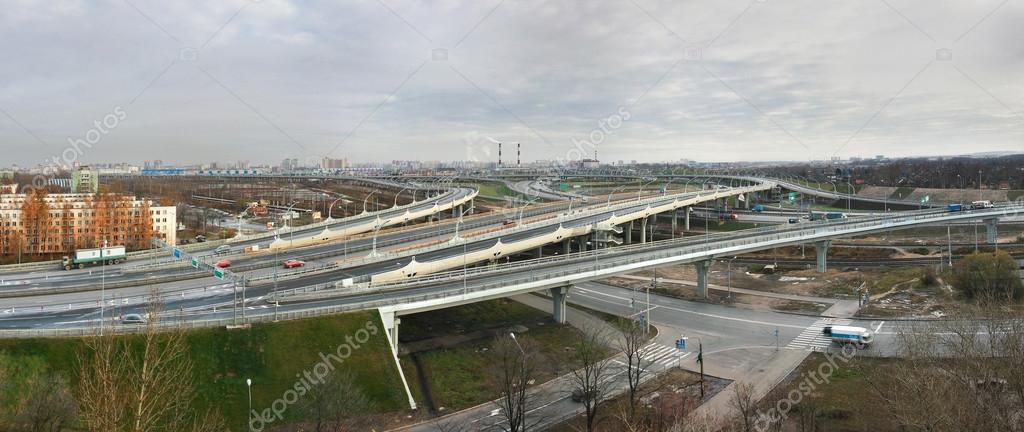 Intersección de tráfico en la ciudad rusa de San Petersburgo, Beltway. 2022