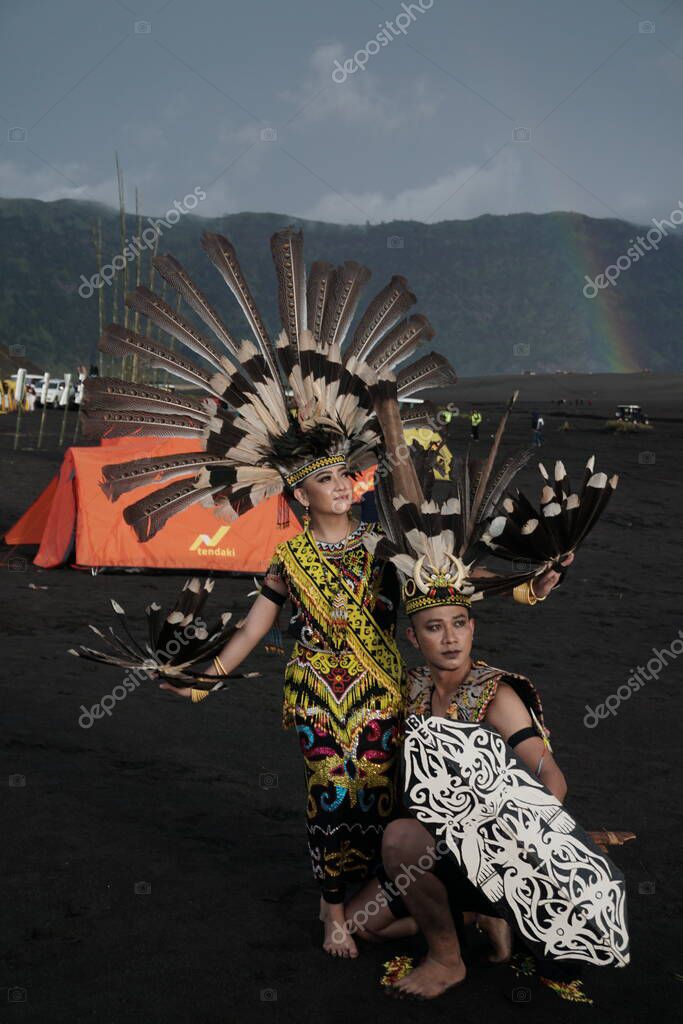 Bromo, Indonesia. Junio de 2022. Burung Enggang Dance es un baile ...