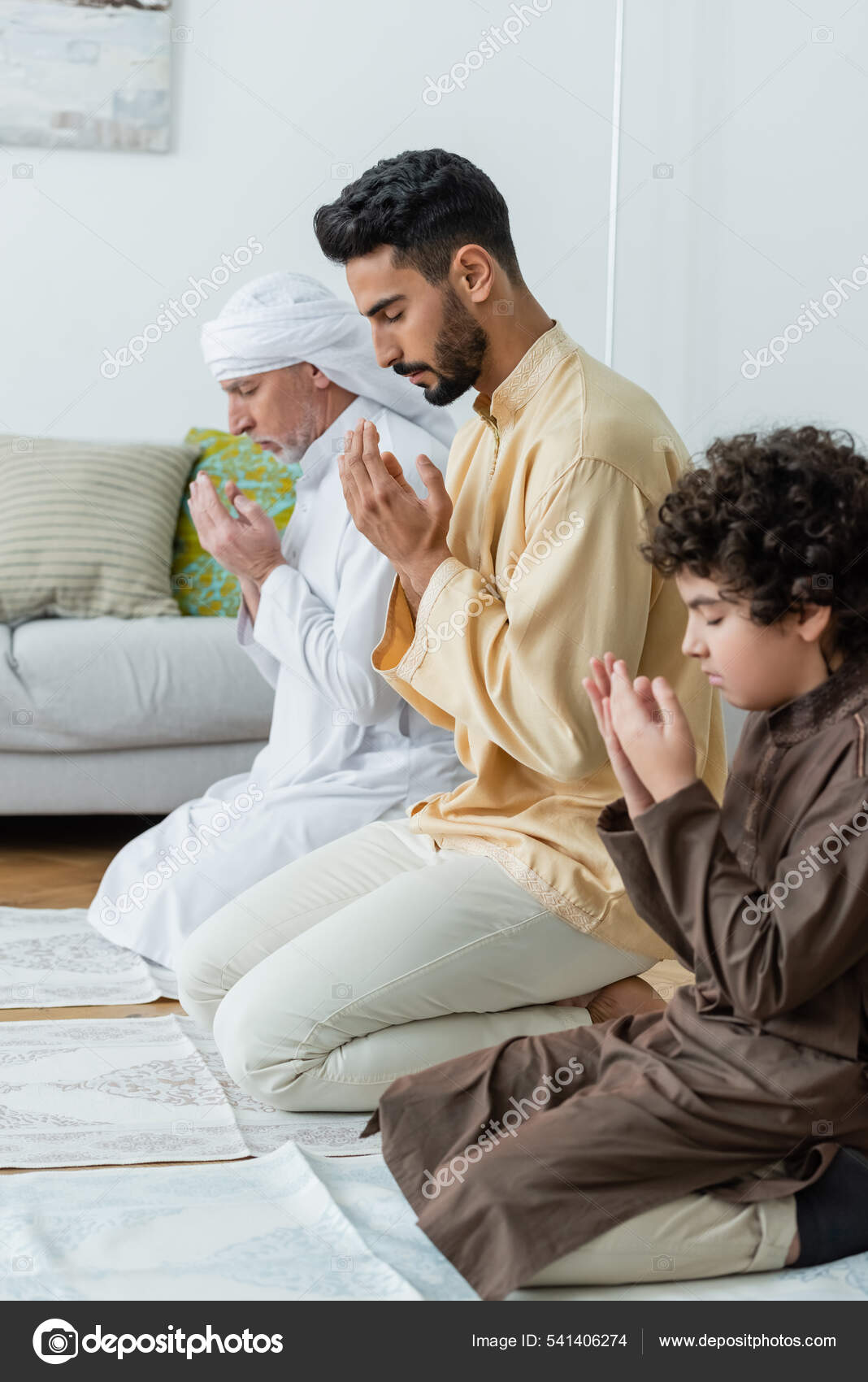 Boční Pohled Mladého Muslimského Muže Modlí Blízko Otce Syna Koberce ...