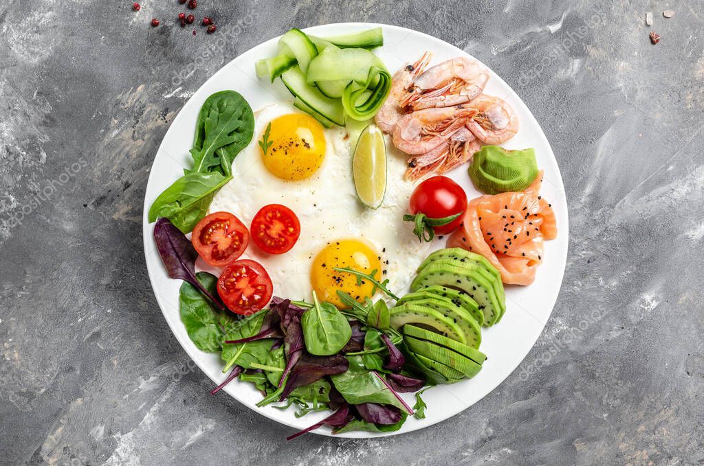 Desayuno Ketogénico. Keto salmón bajo en carbohidratos, camarones ...