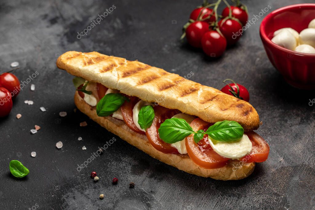 Panini caprese prensado y tostado con tomate, mozzarella y albahaca ...