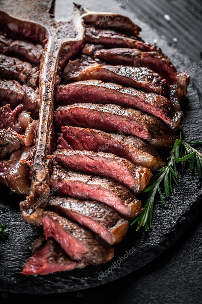 Trozo de T-bone cocido o carne de res a la parrilla envejecida de ...