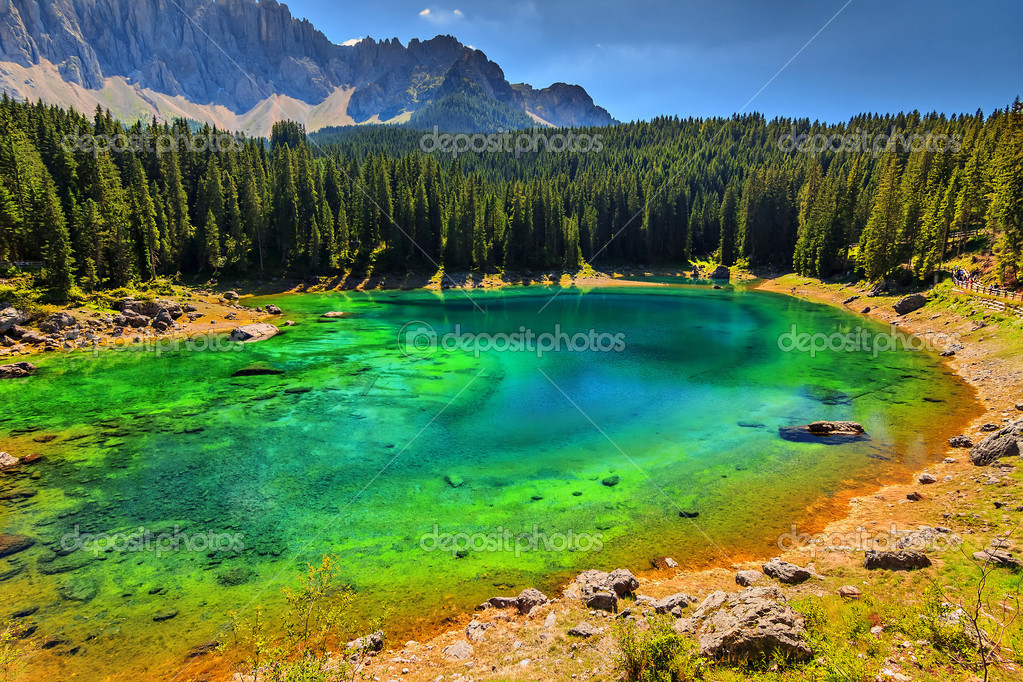 Lago Carezza en Dolomitas, Val Di Fassa, Tirol del Sur, Italia 2022