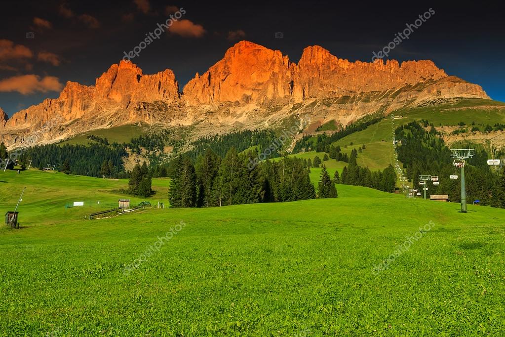 Panorama de montaña al atardecer en Italia Dolomitas, grupo Rosengarten ...