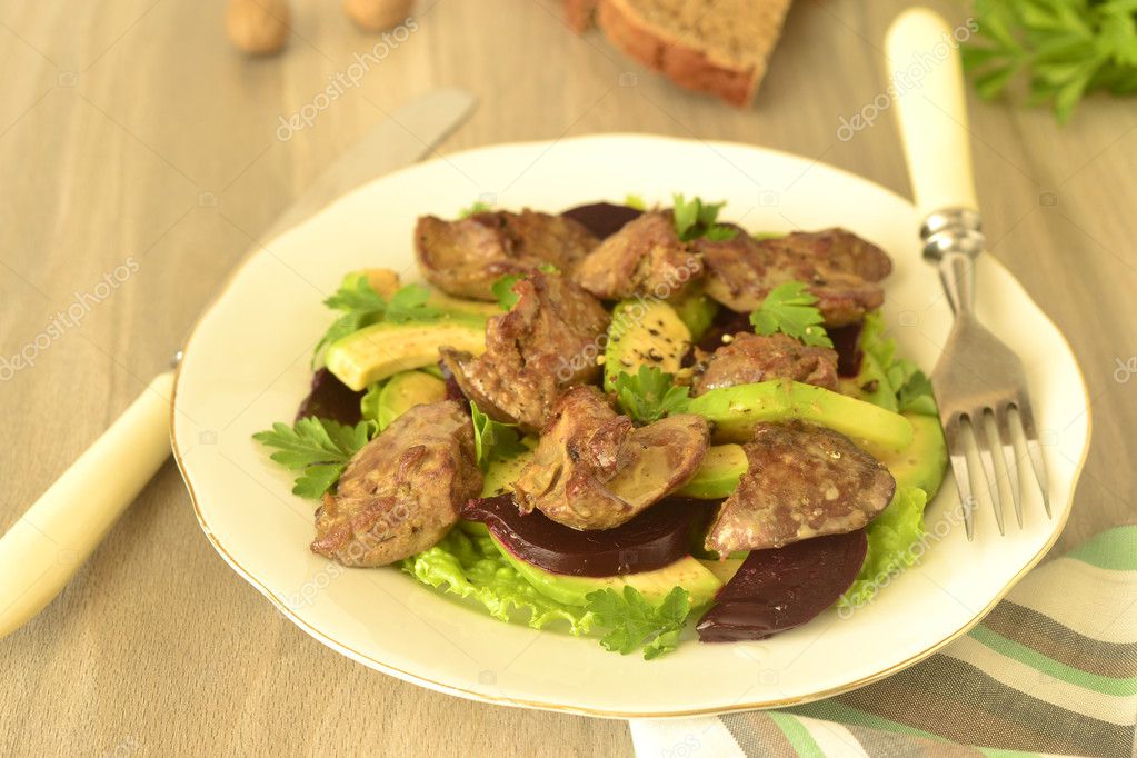 Hígado de pollo con remolacha y aguacate, ensalada 2023