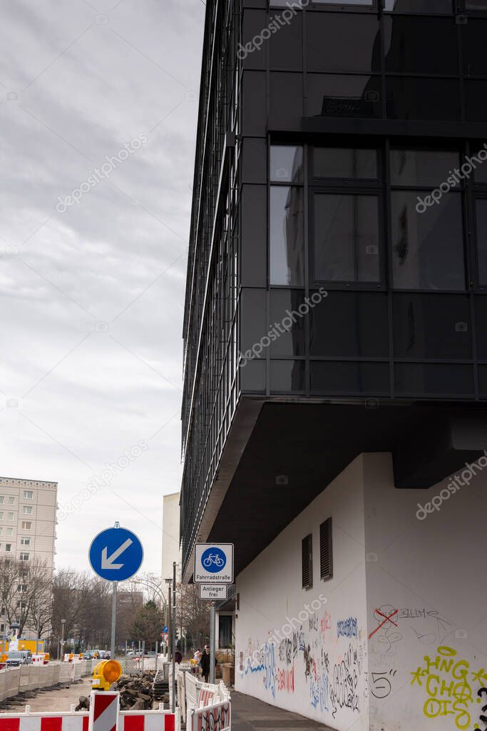 Berl n, Alemania - 23 de diciembre de 2021: Paseo por el barrio de Friedrichshain en la calle ...