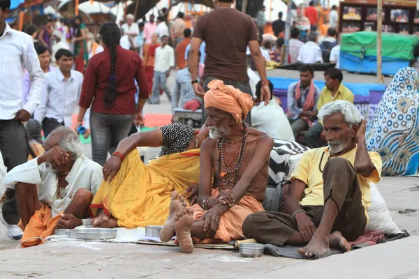 Mendigo pidiendo limosna fotos de stock, imágenes de Mendigo pidiendo ...