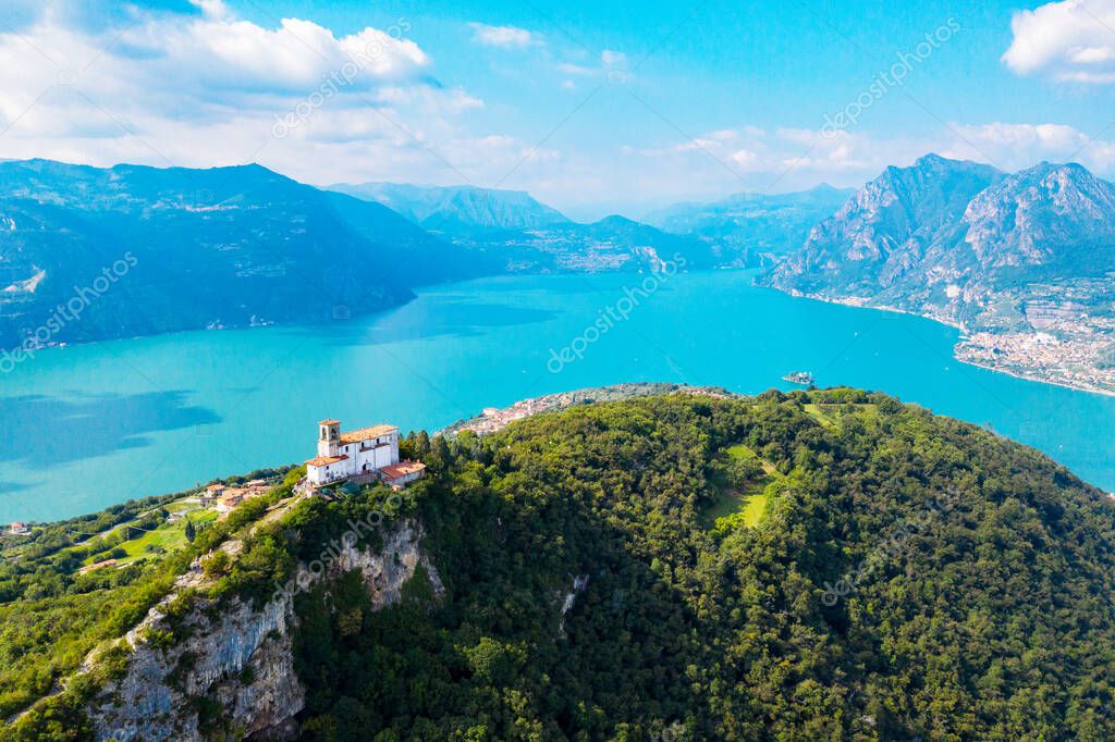 Lago Iseo (IT), Monte Isola, vista aérea de la Iglesia de la Madonna ...