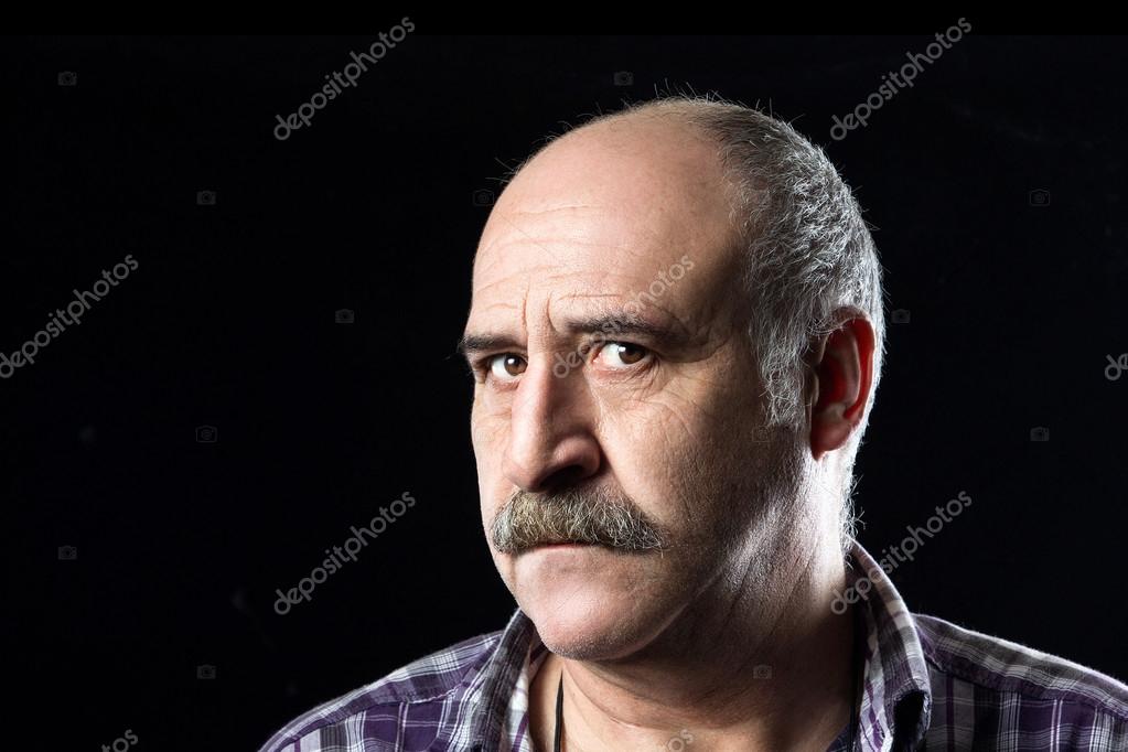 Hombre calvo con bigote confuso. Embargo. 2024