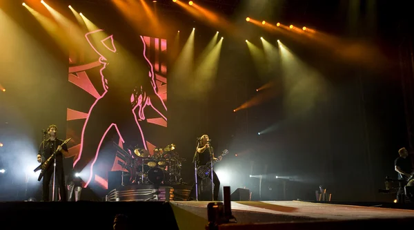 Baiser debout images libres de droit, photos de Baiser debout ...